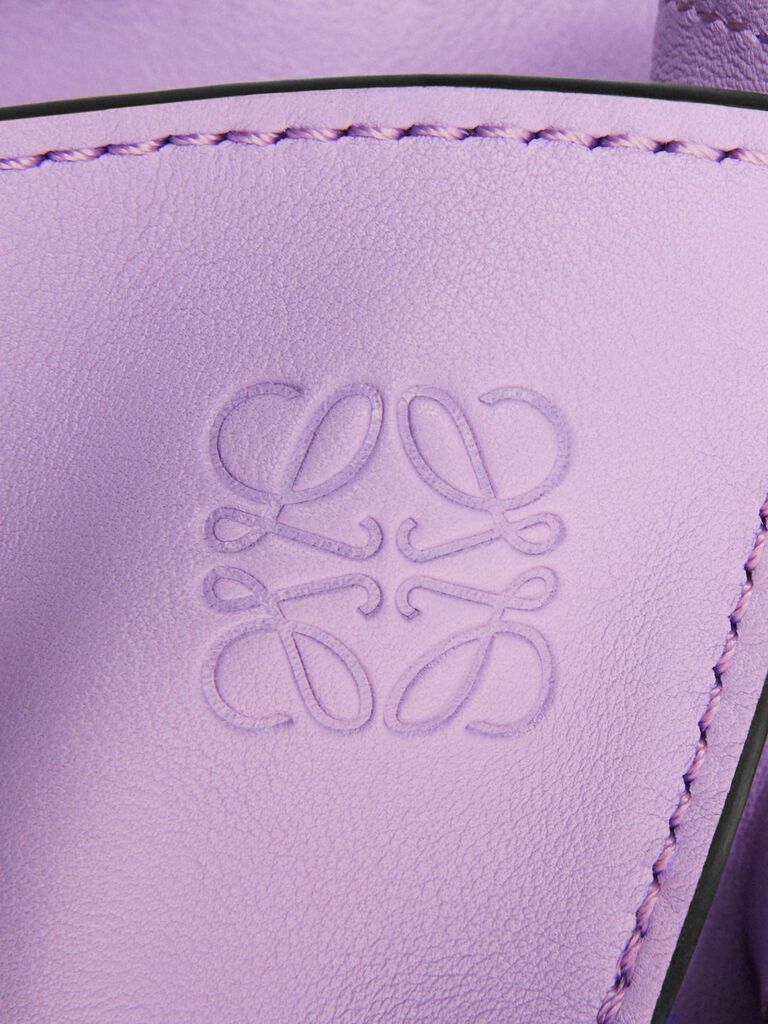 Conozca los modelos de bolsos más icónicos de Loewe