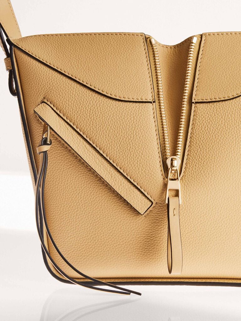 Conozca los modelos de bolsos más icónicos de Loewe