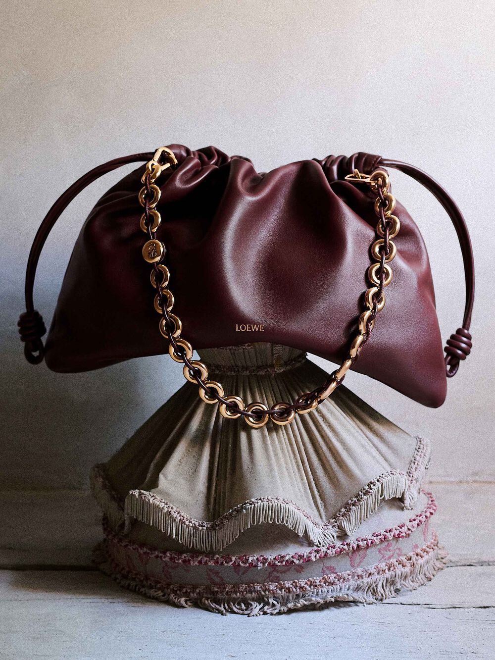 Conozca los modelos de bolsos más icónicos de Loewe