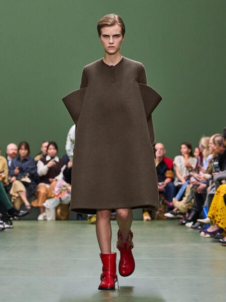 LOEWE Women's 2024 Fall / Winter Runway Collection