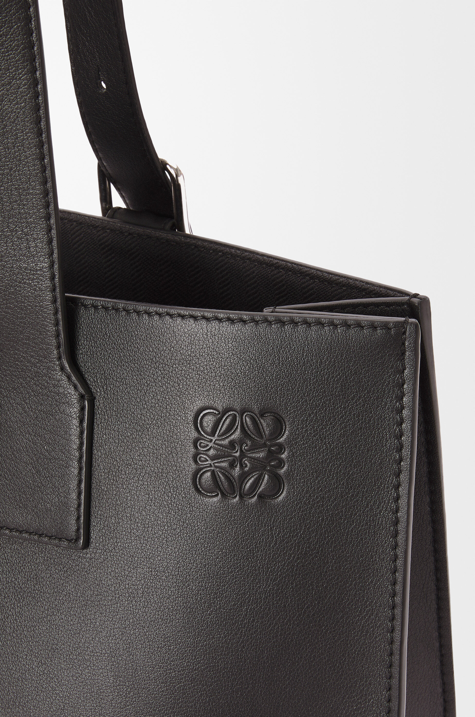 Buckle Horizontal tote in classic calfskin Black - LOEWE