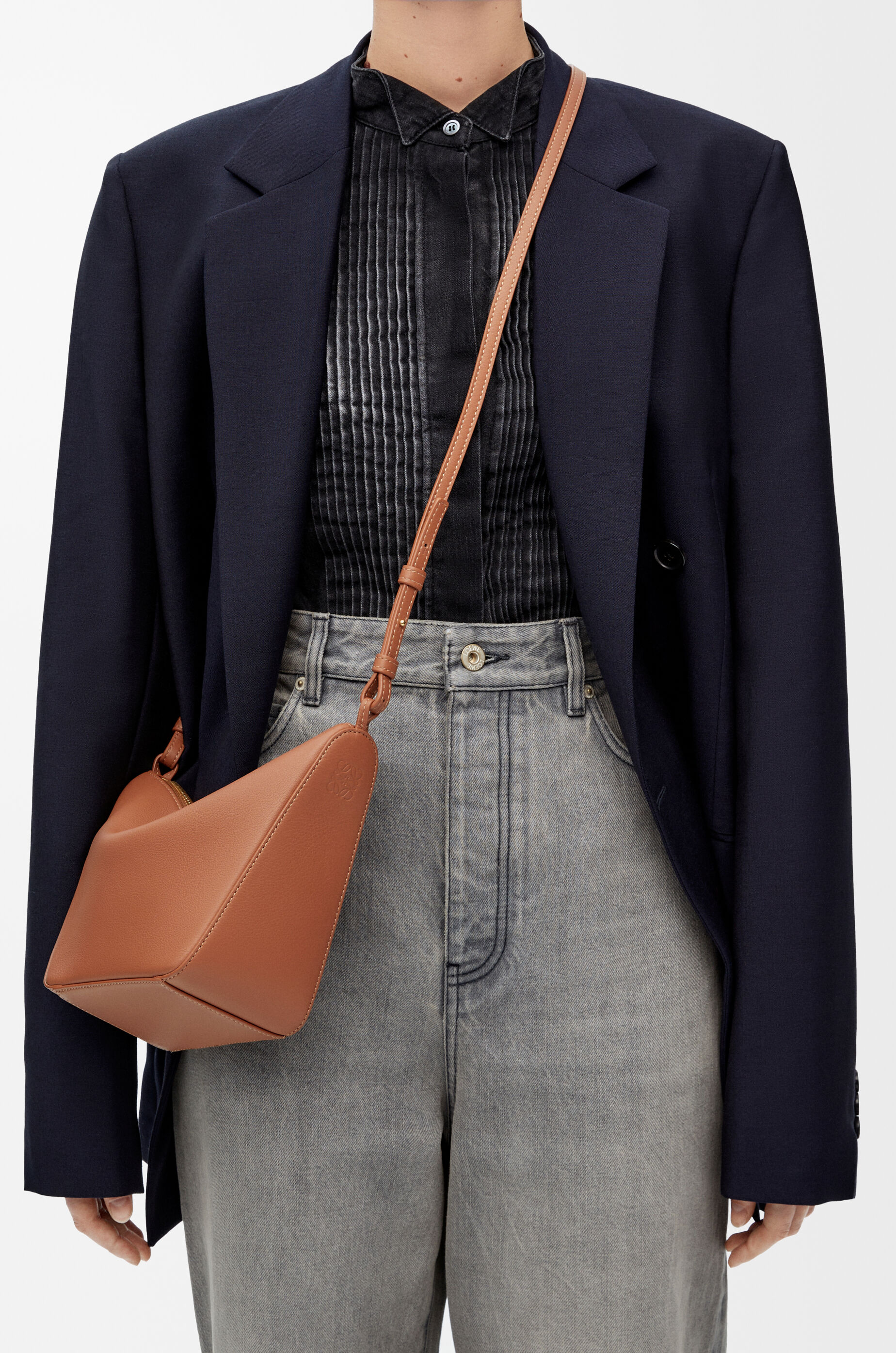 Mini Hammock Hobo en piel de ternera clásica Marrón Claro - LOEWE