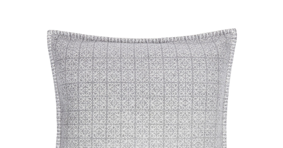 Luxury blankets & cushions - LOEWE