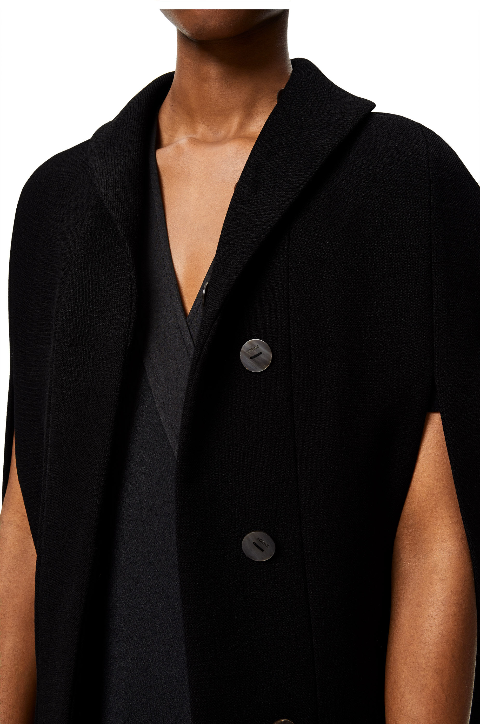 Abrigo tipo capa en lana y piel novack con cuello de lana de oveja ...