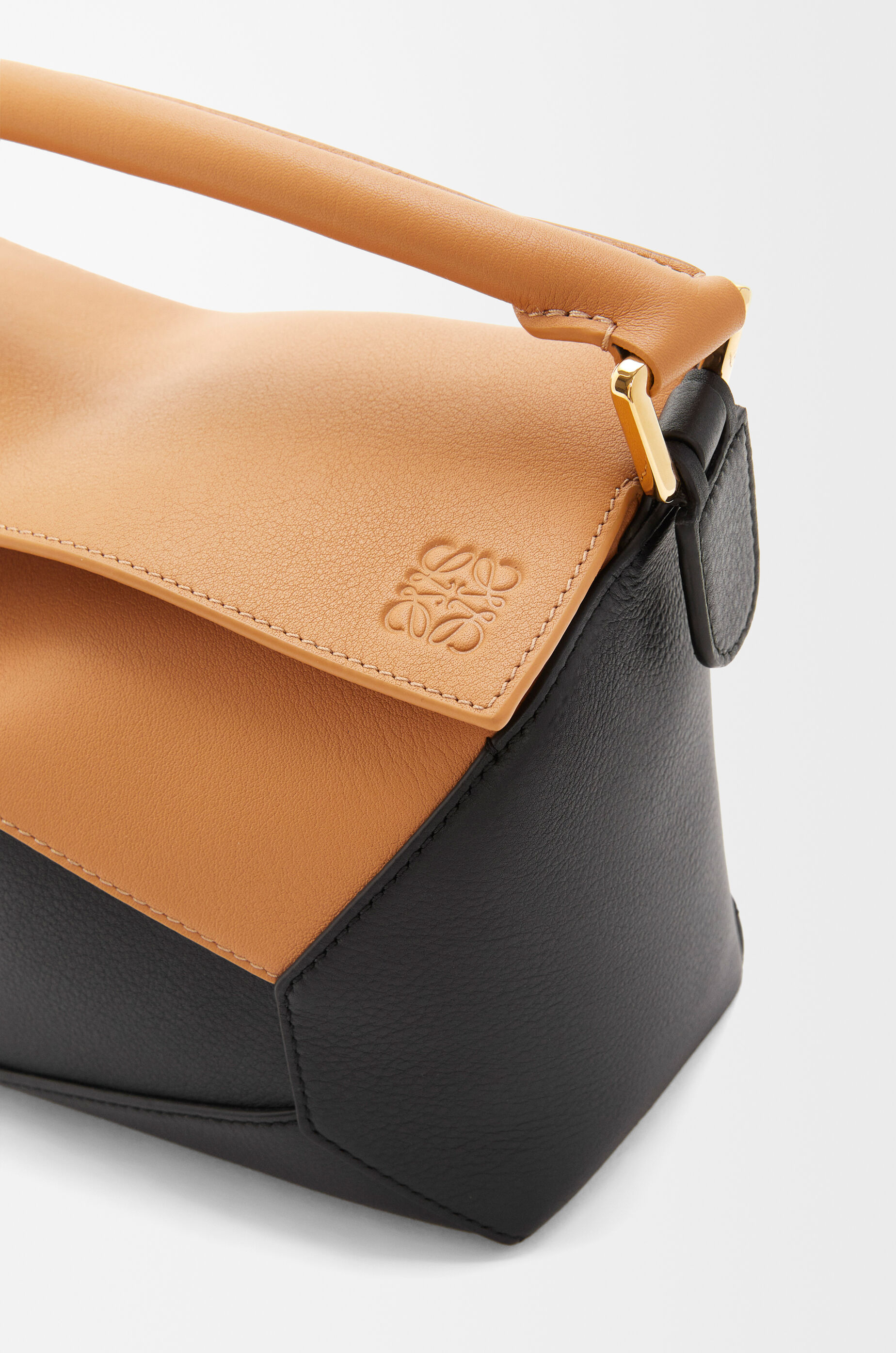 Small Puzzle bag in classic calfskin Warm Desert/Black - LOEWE
