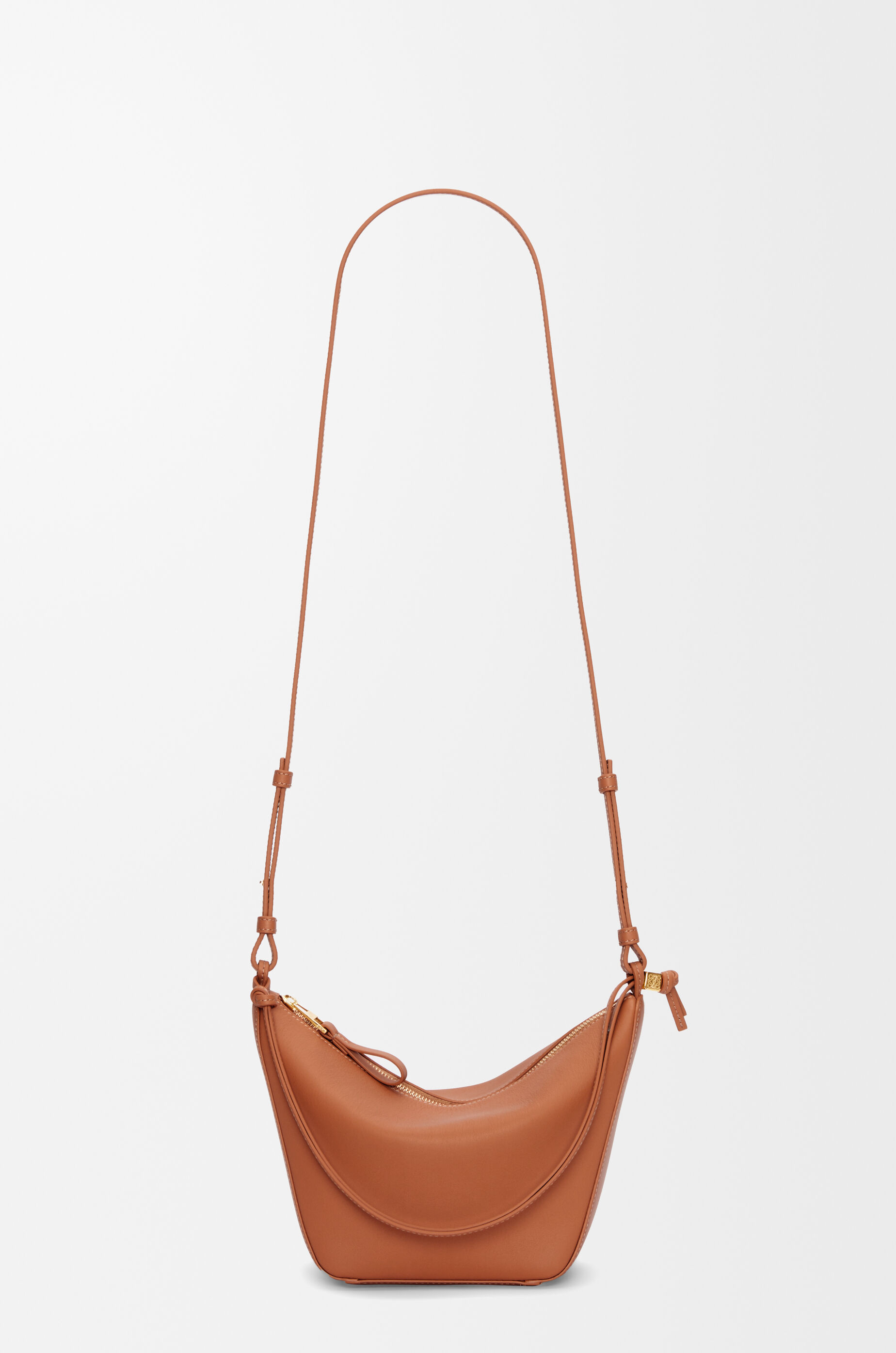 Mini Hammock Hobo en piel de ternera clásica Marrón Claro - LOEWE