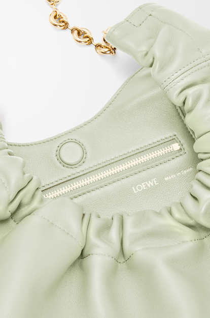 選購LOEWE Squeeze女士包款 | Squeeze手拿包系列 - LOEWE