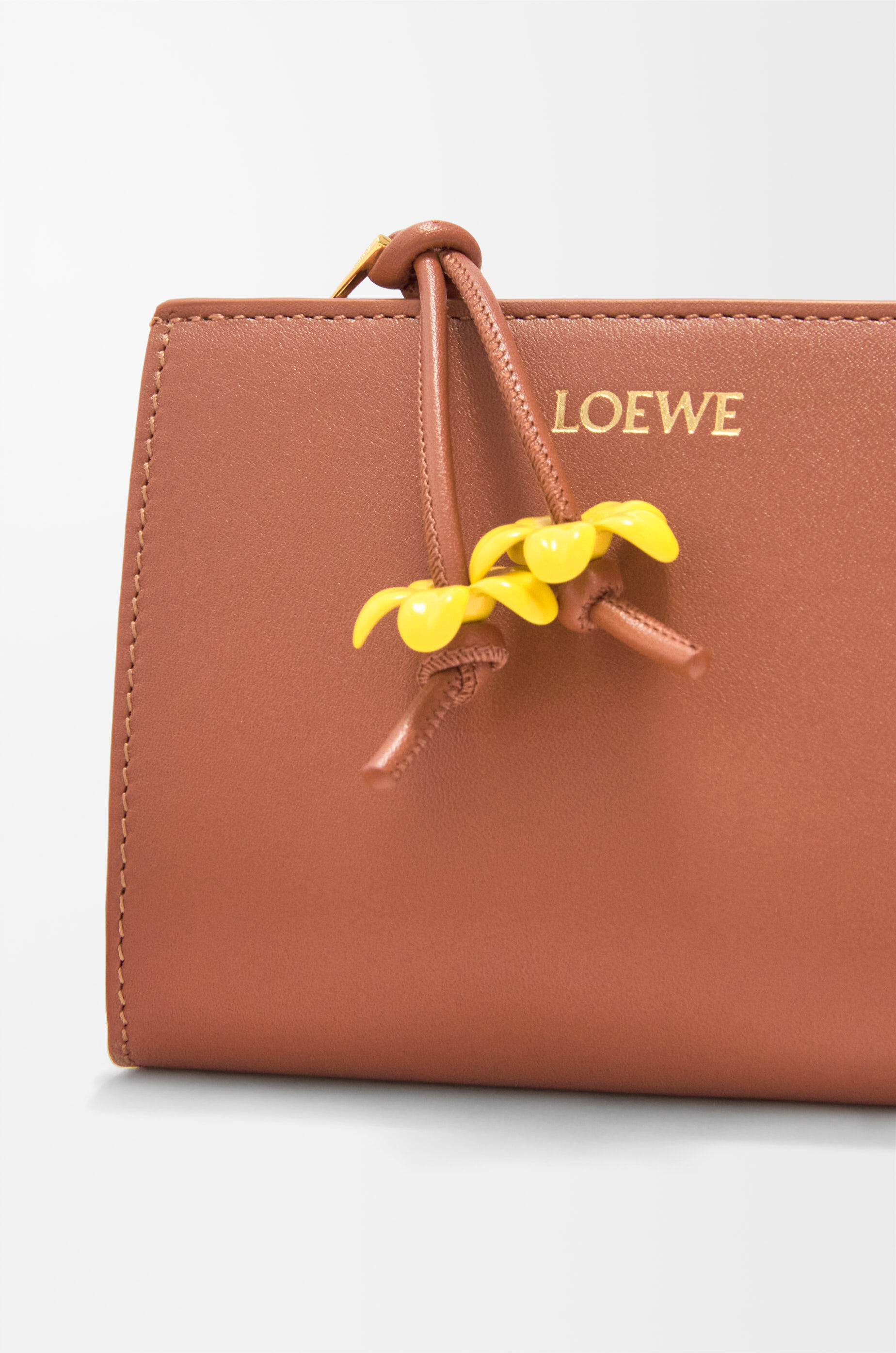 コンパクト ウォレット(シャイニーナパカーフ) ブラウン - LOEWE コンパクト ウォレット(シャイニーナパカーフ) ブラウン - LOEWE