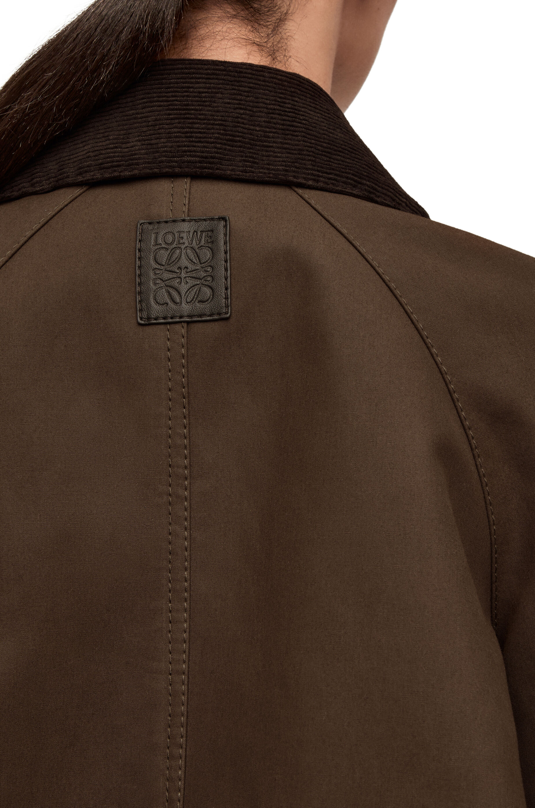 Parka corta de corte trapecio en algodón encerado Caqui/Marrón - LOEWE