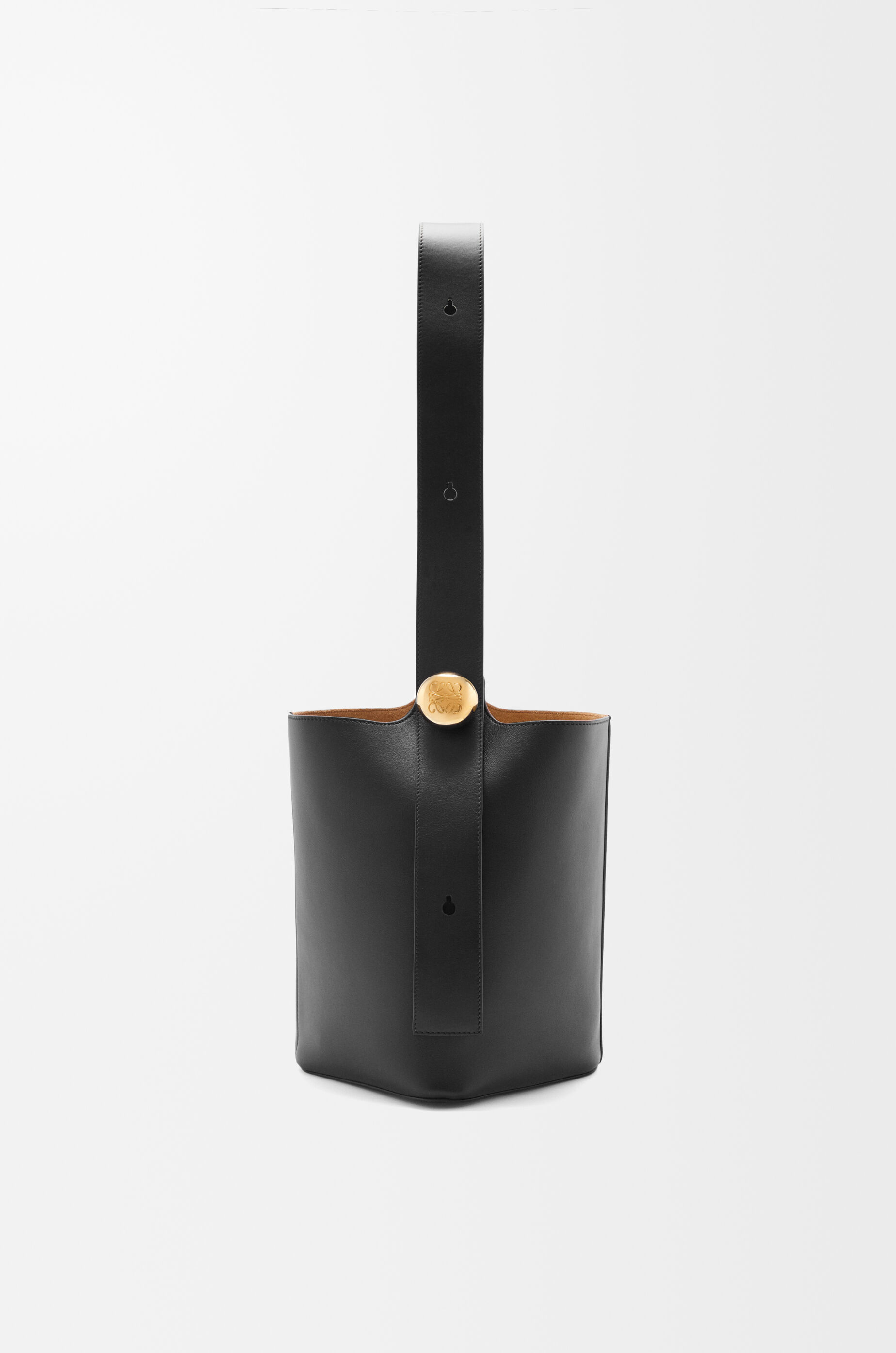 Medium Pebble bucket in smooth calfskin Black - LOEWE