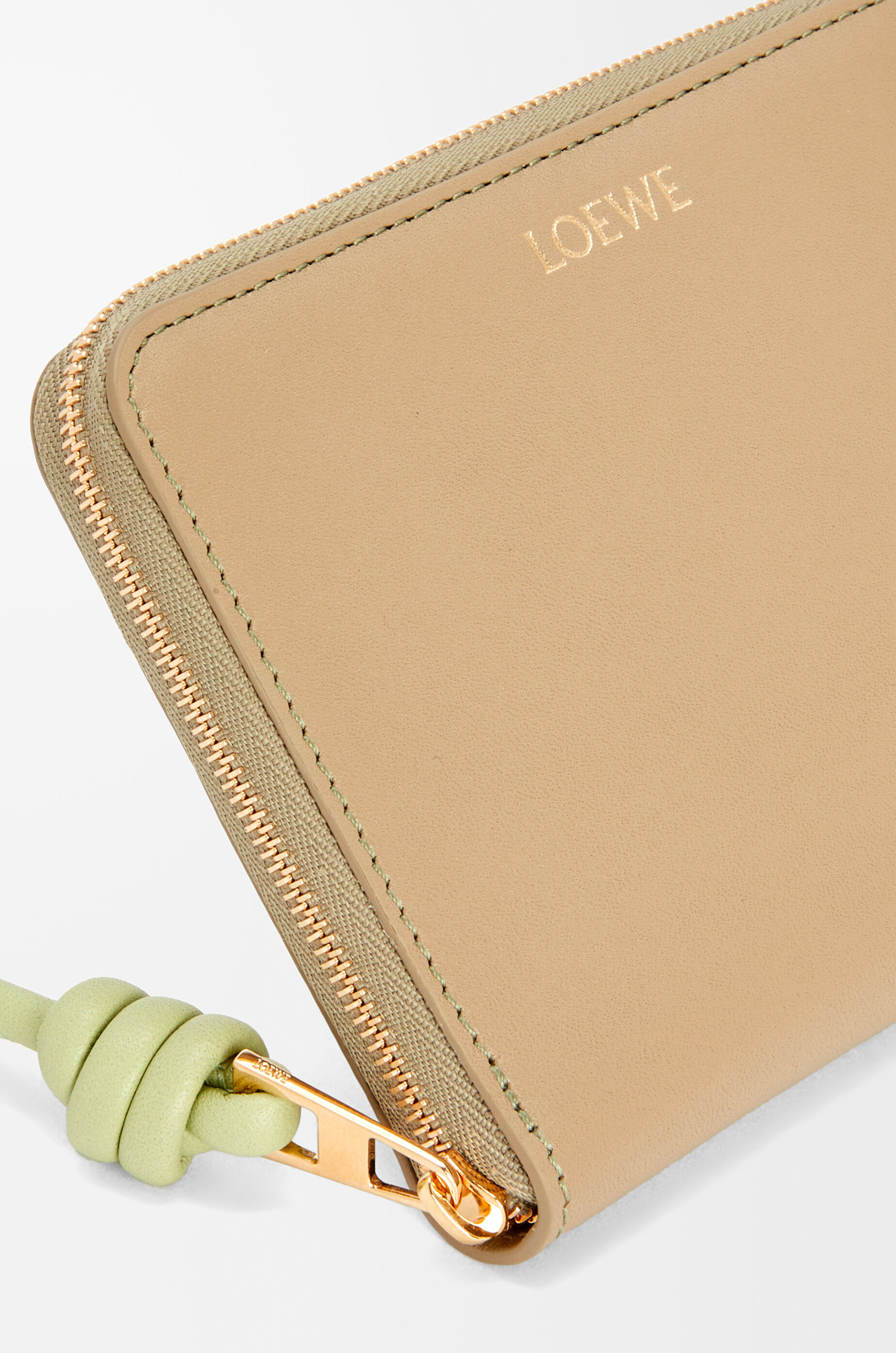 探索LOEWE 年春夏女装预选系列,发现更多女士钱包。欢迎访问LOEWE中国官网,了解和选购此系列的中的女士卡包,钱包等奢华小皮具商品 - LOEWE