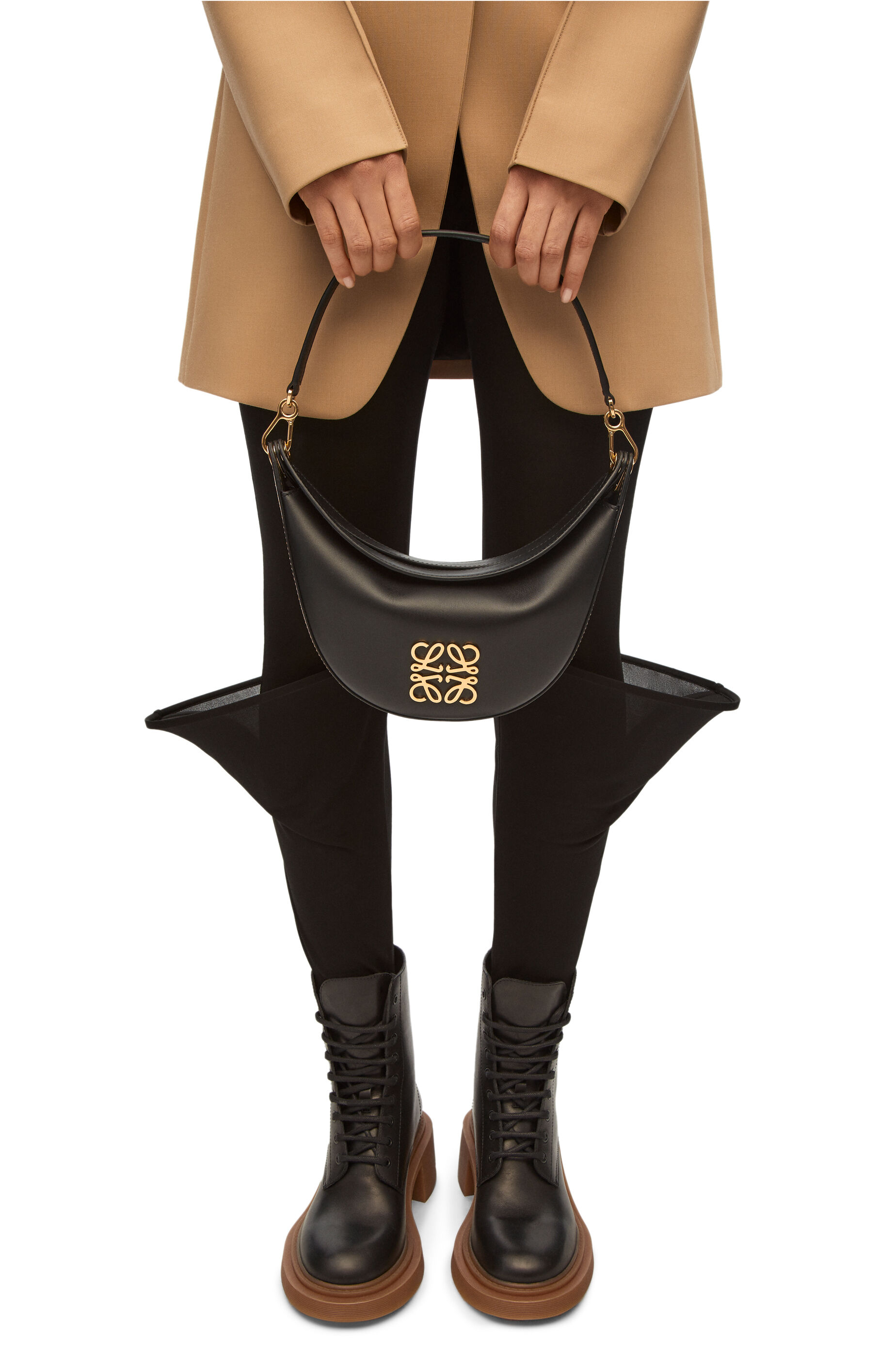 Bolso LOEWE Luna pequeño en piel de ternera satinada Negro/Color Pecana ...