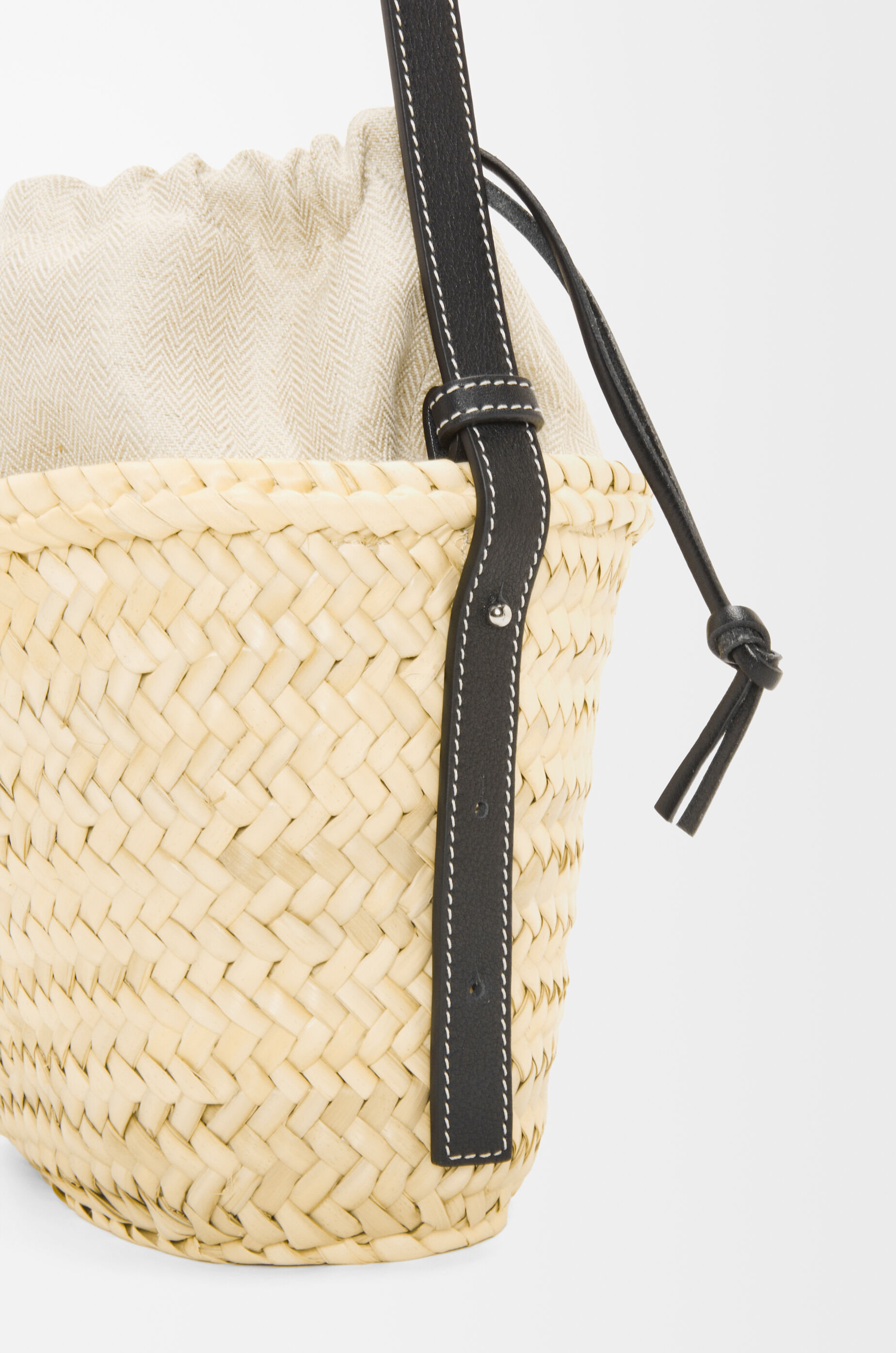 Drawstring bucket in palm leaf and calfskin Natural/Black - LOEWE