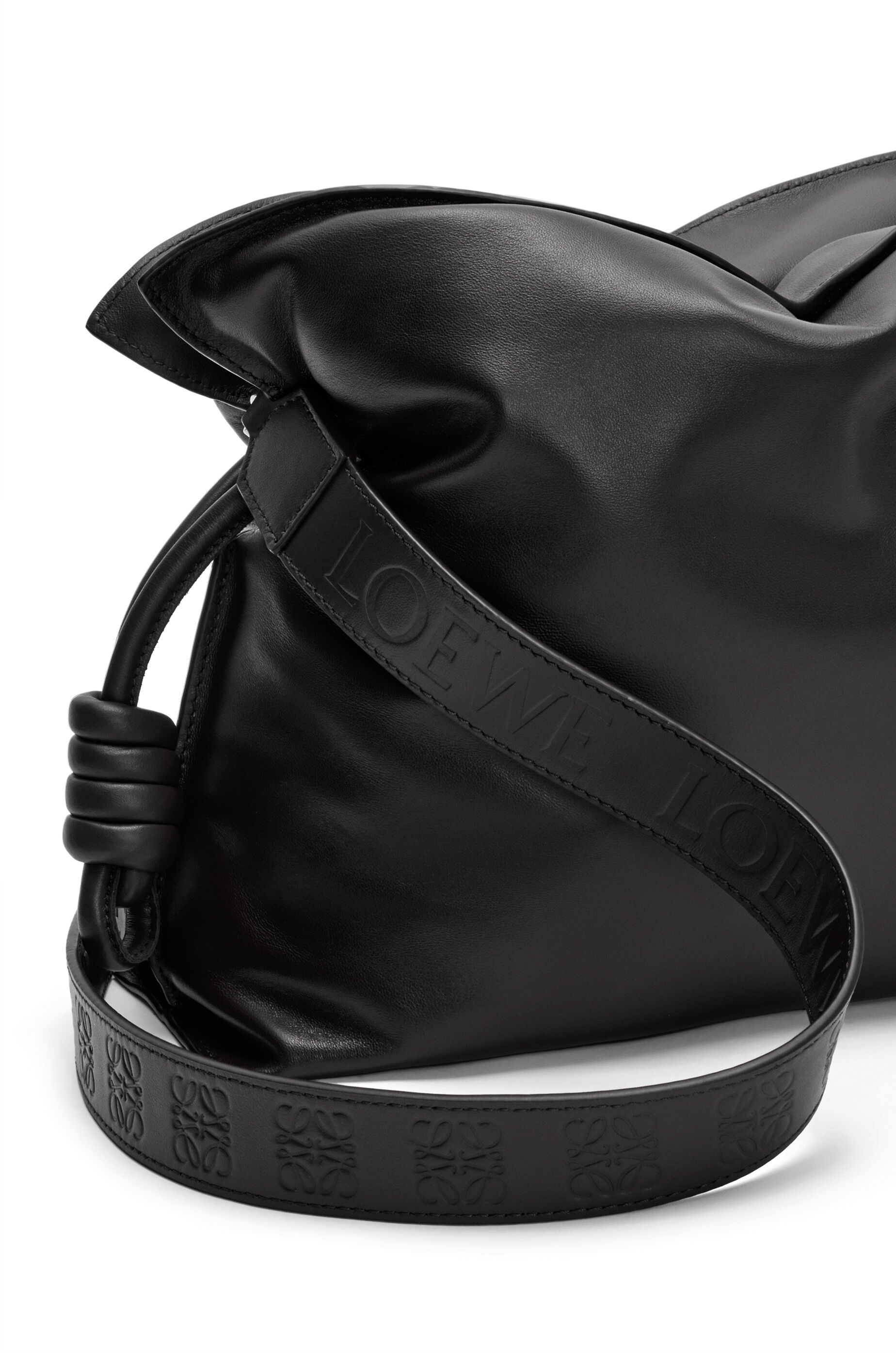 Bolso Puffer Flamenco clutch en piel napa de cordero brillante Negro ...