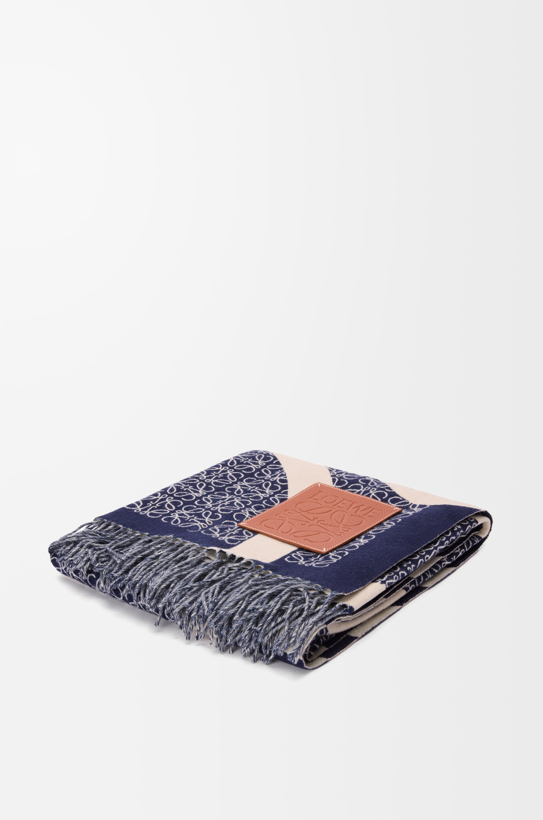 Luxury blankets & cushions - LOEWE